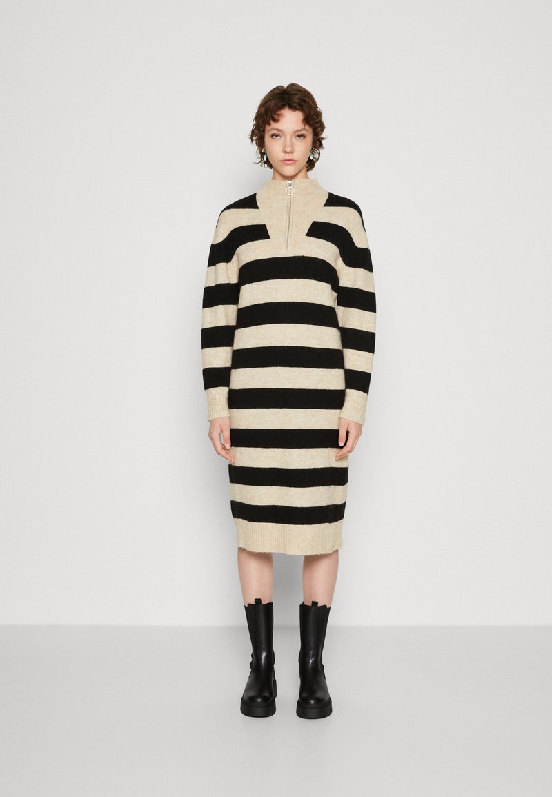 Object OBJMINNA ZIP DRESS - Gebreide jurk - sandshell/black/beige ...