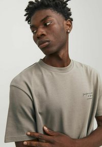Jack & Jones PREMIUM JPRBLASANCHEZ CREW NECK - T-shirt print - brindle ...