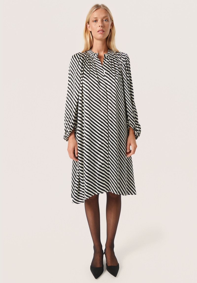 Soaked in Luxury SLSOHO STUDIO - Robe de jour - black/white diagonal ...