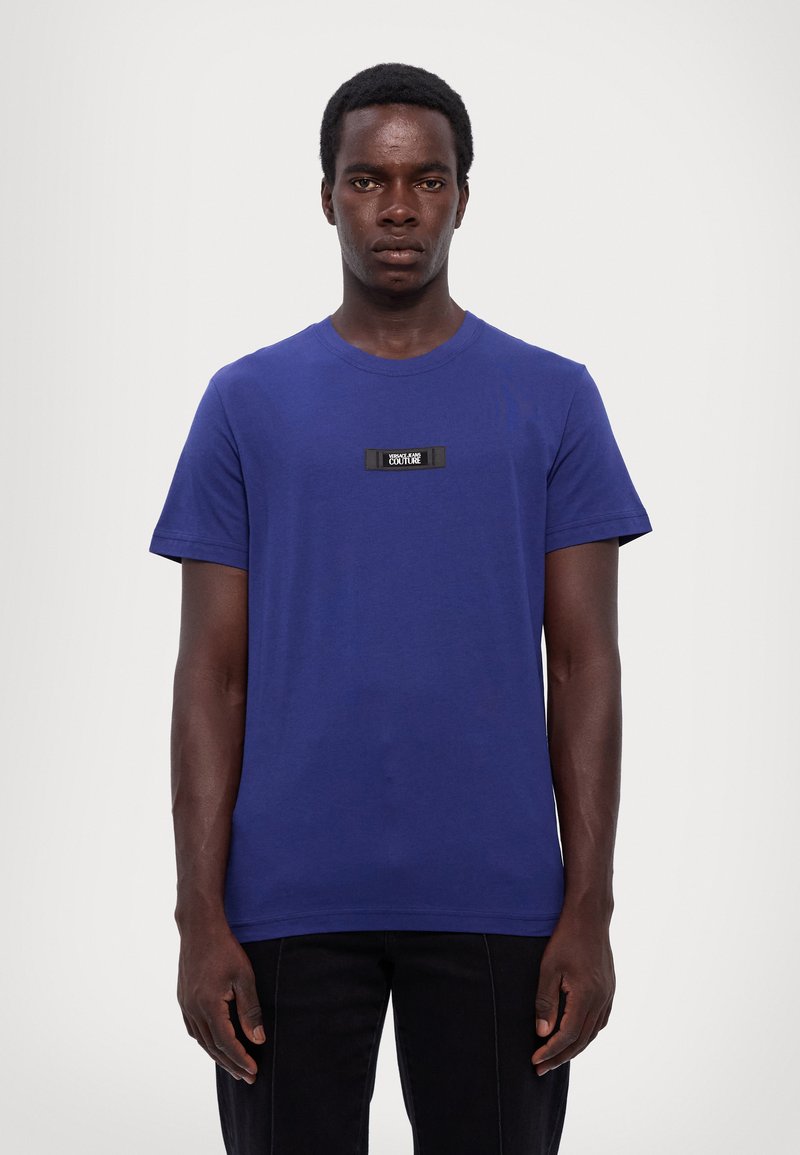 Versace Jeans Couture PATCH LOGO - T-shirt basic - steel blue/blu ...