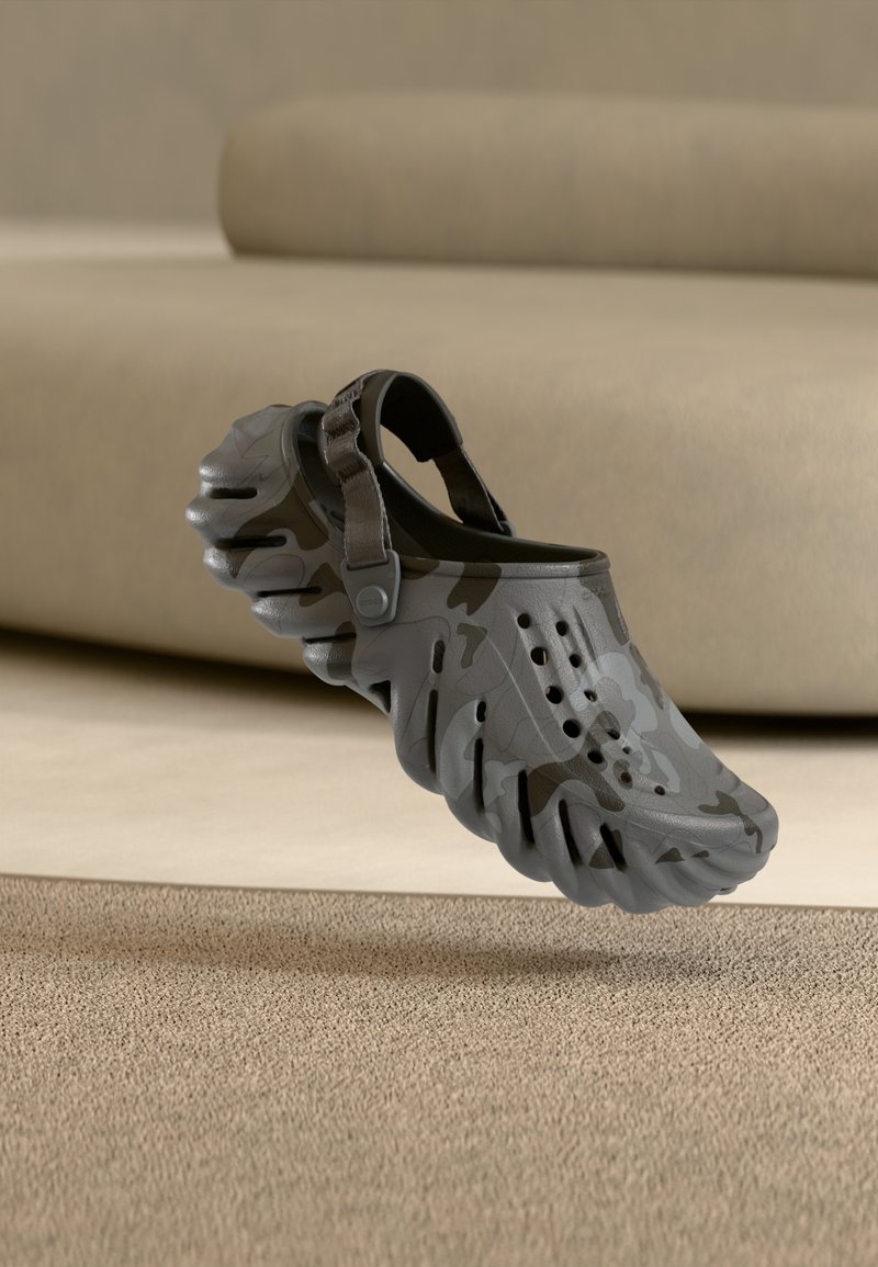 Crocs ECHO DUCK CAMO UNISEX - Mules - charcoal/black/grey - Zalando