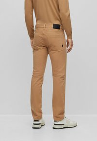 BOSS DELAWARE - Jeans Slim Fit - beige - Zalando.ch