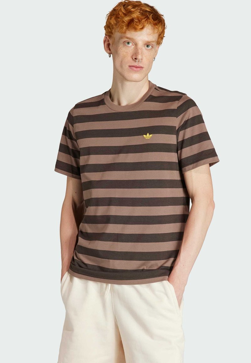 adidas Originals NICE STRIPED - T-shirt print - dark brown/donkerbruin ...