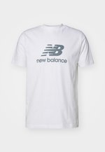 New Balance ESSENTIALS STACKED LOGO - Print T-shirt - white - Zalando.co.uk