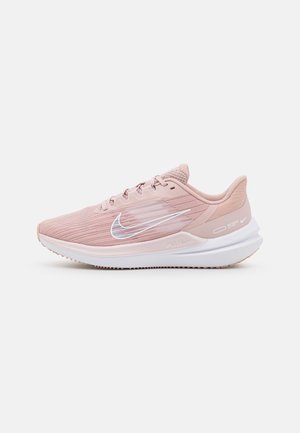 Nike Performance DOWNSHIFTER 12 - Neutrala löparskor - barely rose ...