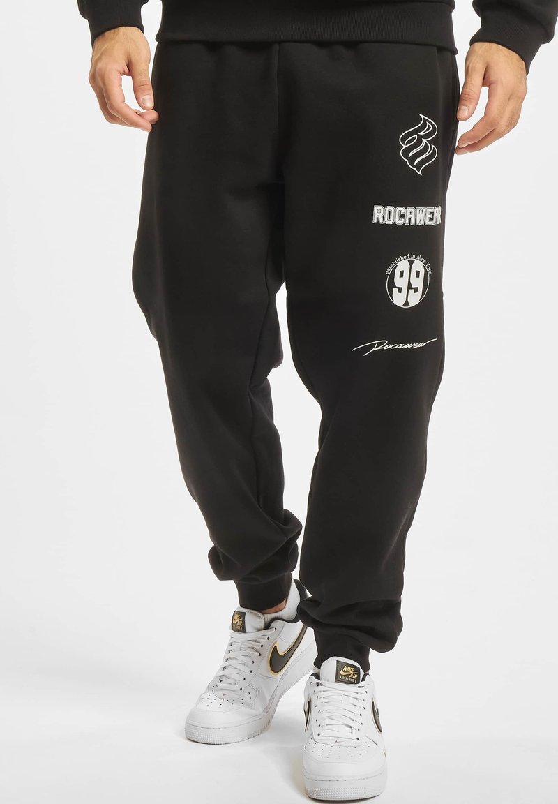 Rocawear ROCAWEAR COURTSIDE - Tracksuit bottoms - black - Zalando