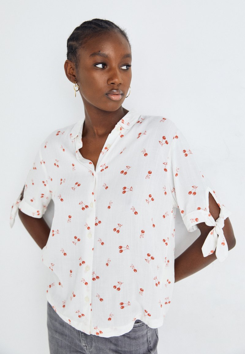 Lee CAMP TIE SLEEVE BUTTON UP - Overhemdblouse - cherry grove/white/wit ...