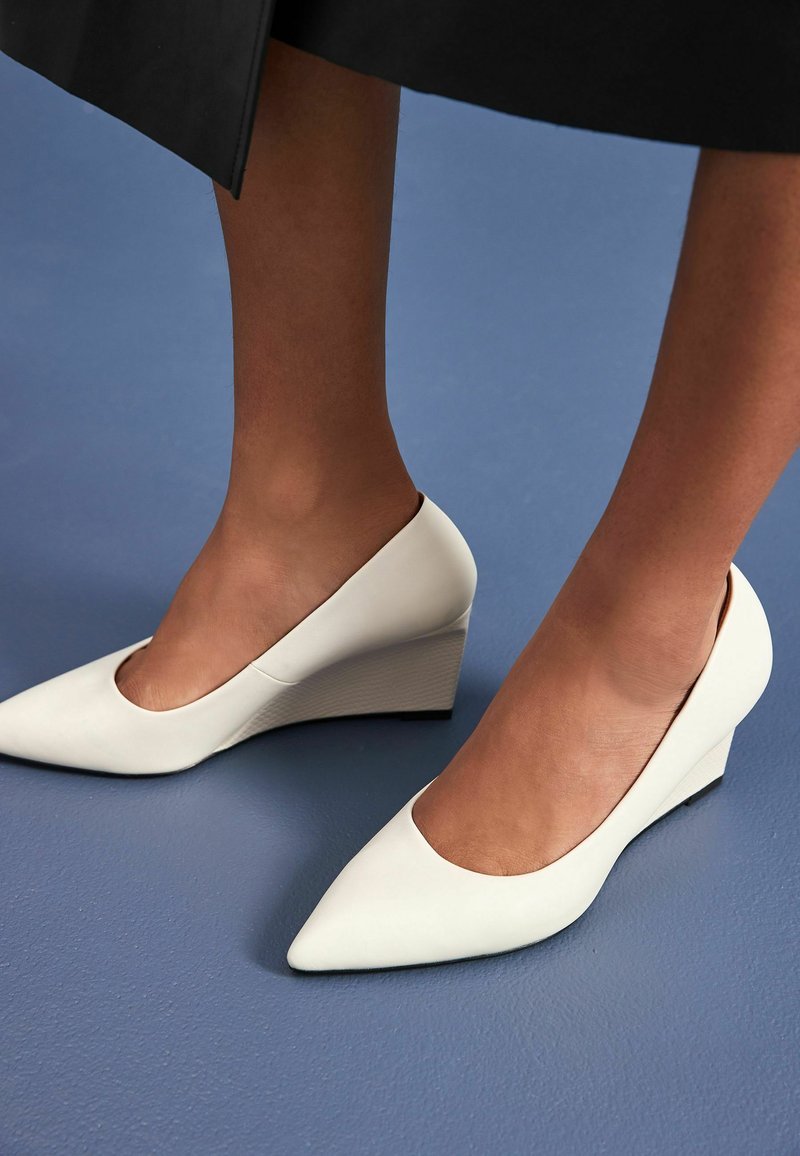 Next FOREVER COMFORT® POINTED TOE WEDGES - Cuñas - bone/blanco - Zalando.es