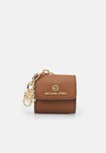 MICHAEL Michael Kors TRAVEL ACCESSORIES CLIPCASE FOR AIRPODS - Schlüsseletui - brown/braun ...