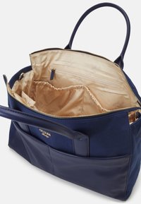 Guess DIAPER BAG UNISEX - Sac à langer - blackened blue/bleu marine ...