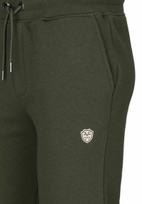 19V69 Italia BY -LUCAS SHIELD - Jogginghose - military/grün - Zalando.de