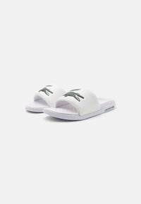 Lacoste SERVE SLIDE DUAL - Papuci - white/dark green/alb - Zalando.ro