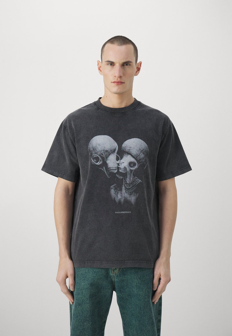 Han Kjøbenhavn ALIENS KISSING BOXY UNISEX - T-shirts print - dark grey ...