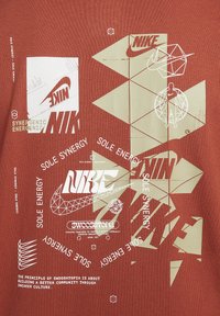 Nike Sportswear M NSW TEE M90 OC PK1 HBR - T-shirts print - rugged ...
