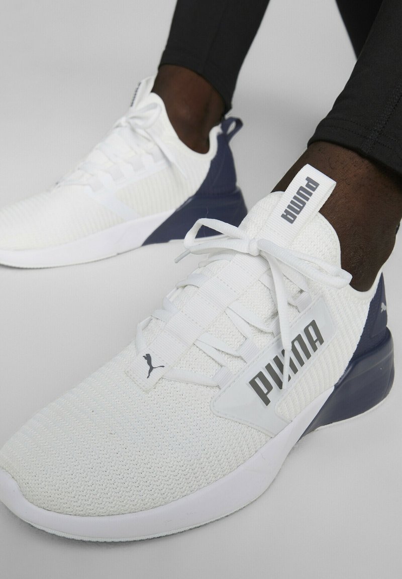 Puma RETALIATE BLOCK - Laufschuh Neutral - white peacoat castlerock ...