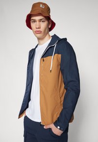 Pier One Lichte jas - dark blue / camel/donkerblauw - Zalando.nl