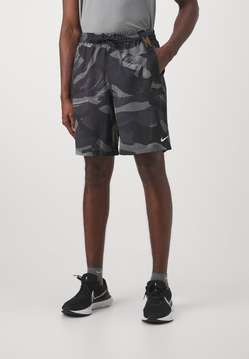 Nike Performance FORM SHORT CAMO - Spordišortsid - black/white/must ...