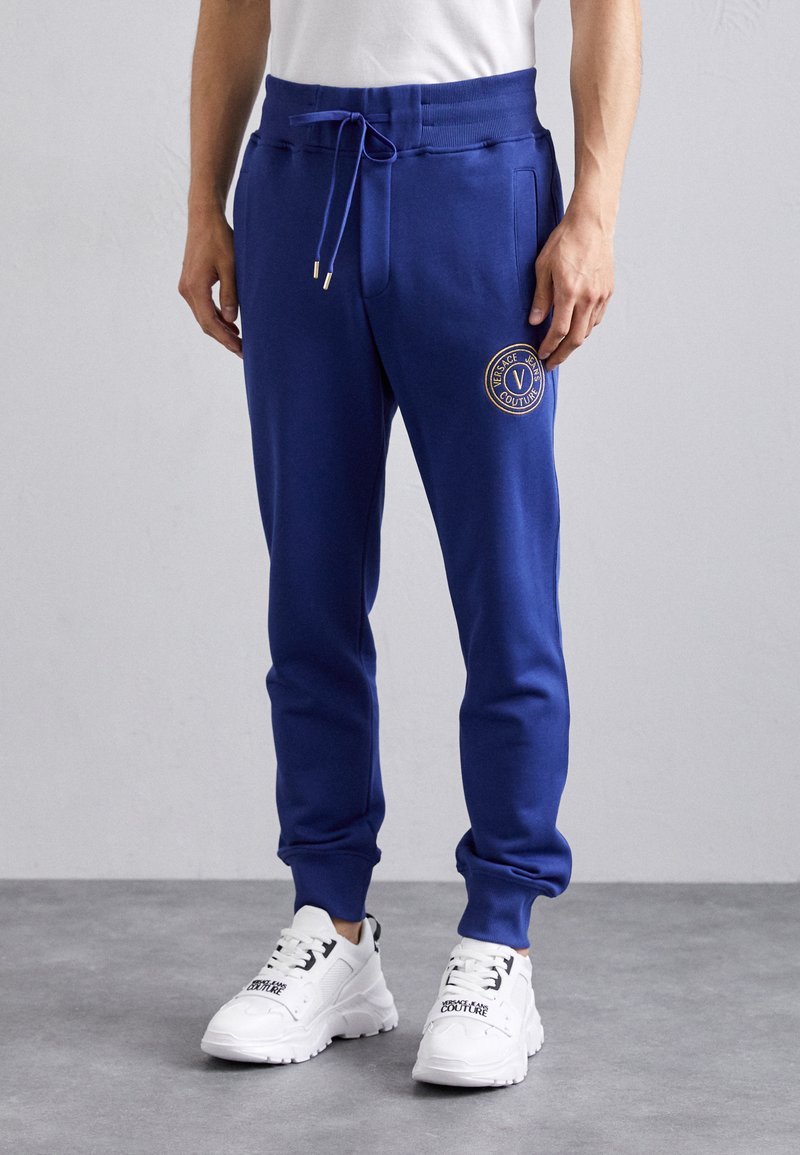 Versace Jeans Couture SMALL EMBRO - Pantaloni de trening - steelblue ...
