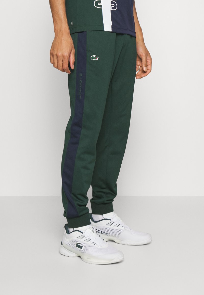 Lacoste Sport TENNIS PANT - Pantalones deportivos - sinople/navy blue ...
