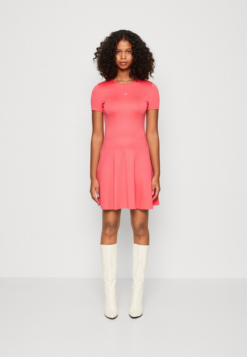 Tommy Jeans ESSENTIAL FIT FLARE DRESS - Kjole - laser pink/rosa ...