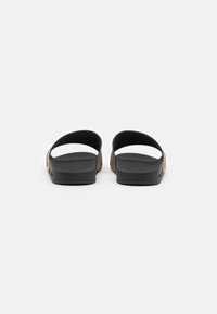 EA7 Emporio Armani EAGLE TAPE SLIDE UNISEX - Matalakantaiset pistokkaat - black/gold/musta ...