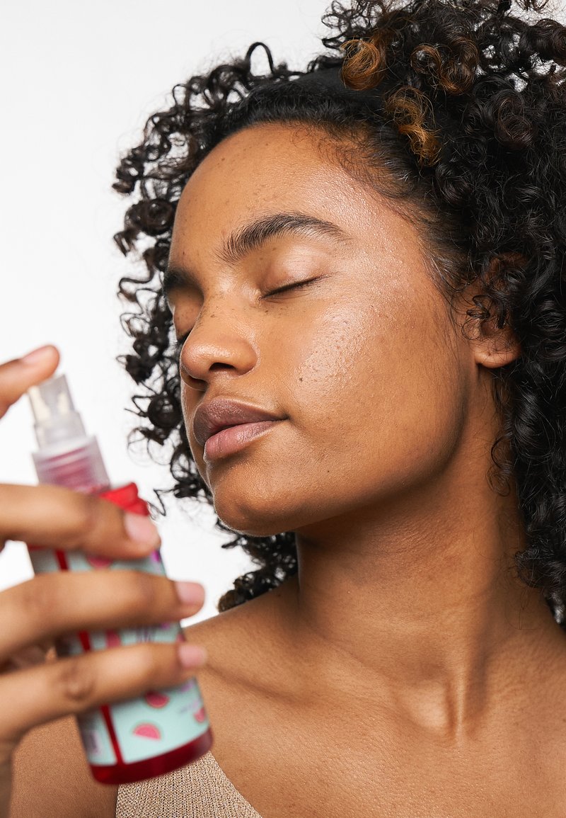 I Heart Revolution I HEART REVOLUTION DEWY FIXING SPRAY WATERMELON ...