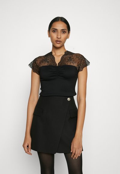 maje LILIONA - T-shirt med print - noir/svart - Zalando.se