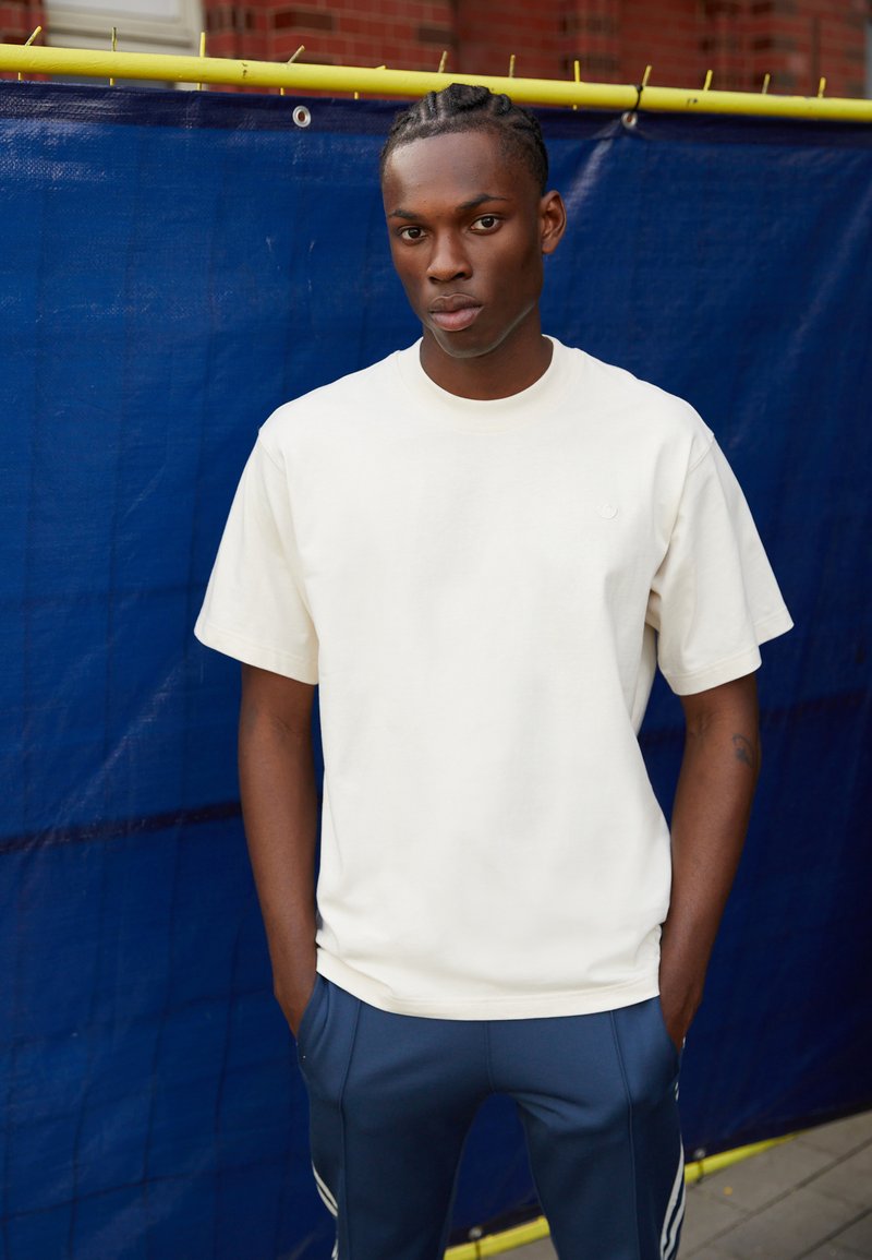 adidas Originals Basic T-shirt - beige - Zalando.ie