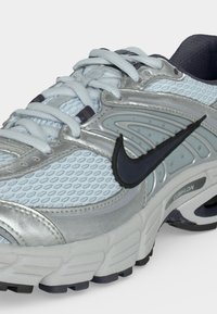 Nike Sportswear AIR MAX MOTO 2K - Trainers - pure platinum-coloured ...