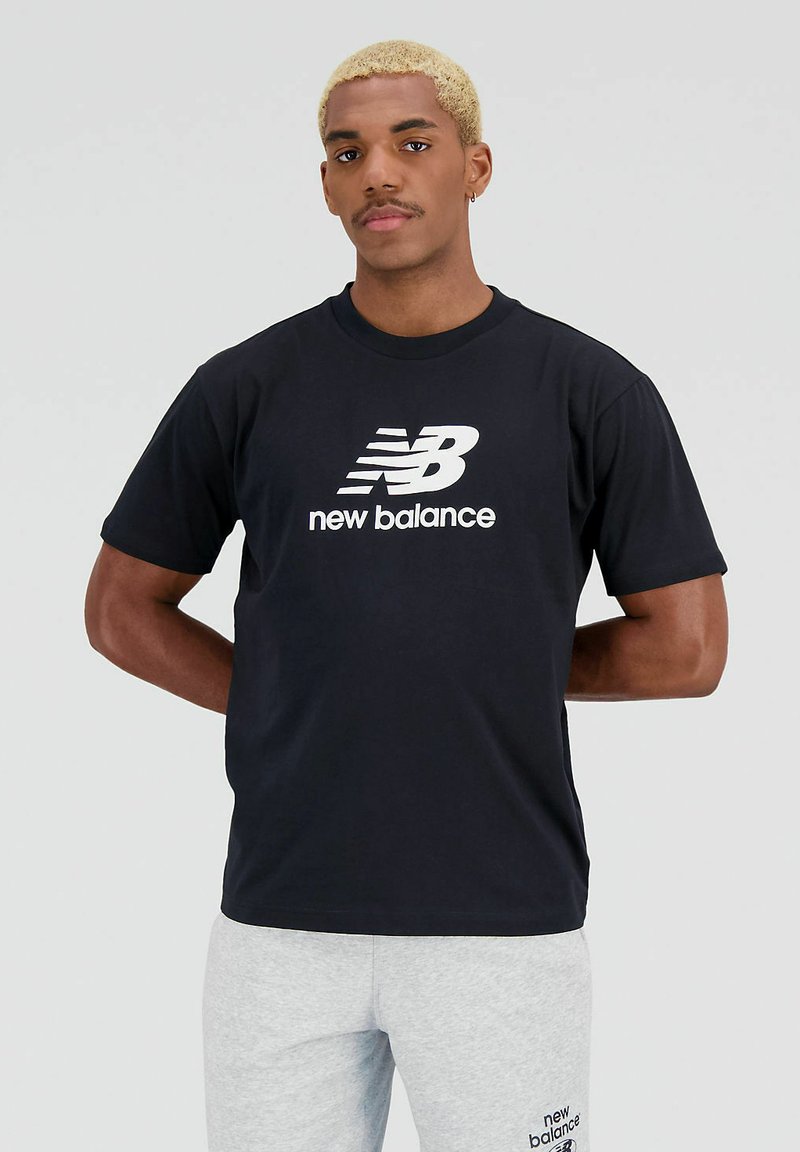 New Balance ESSENTIALS LOGO - T-Shirt print - black/schwarz - Zalando.at