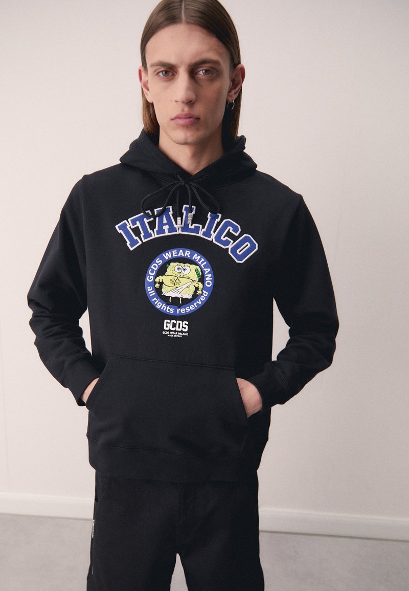 GCDS SPONGEBOB ITALICO REGULAR CREWNECK - Jersey con capucha - black ...