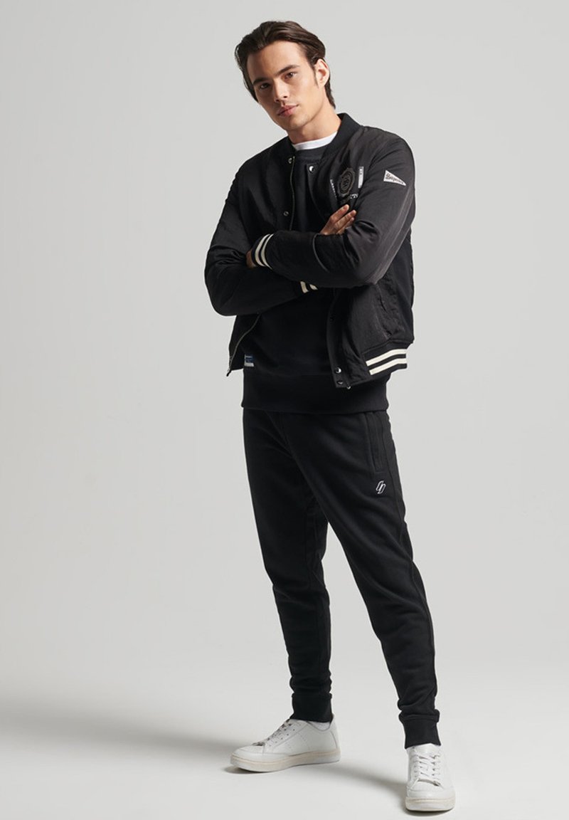 Superdry Code Essential Tracksuit Bottoms Black Zalando De