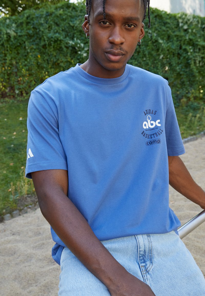 adidas Performance CAMP STORY - Print T-shirt - crew blue/blue ...
