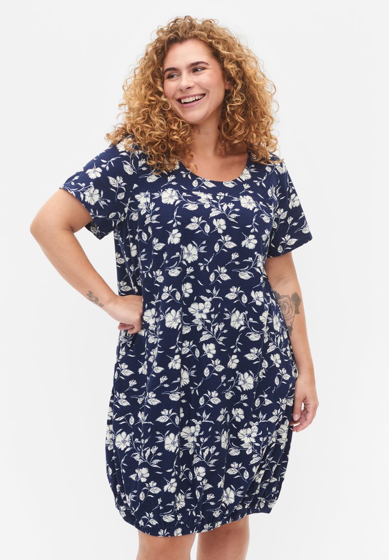 Zizzi KURZARM MIT PRINT - Vapaa-ajan mekko - naval flower/musta ...