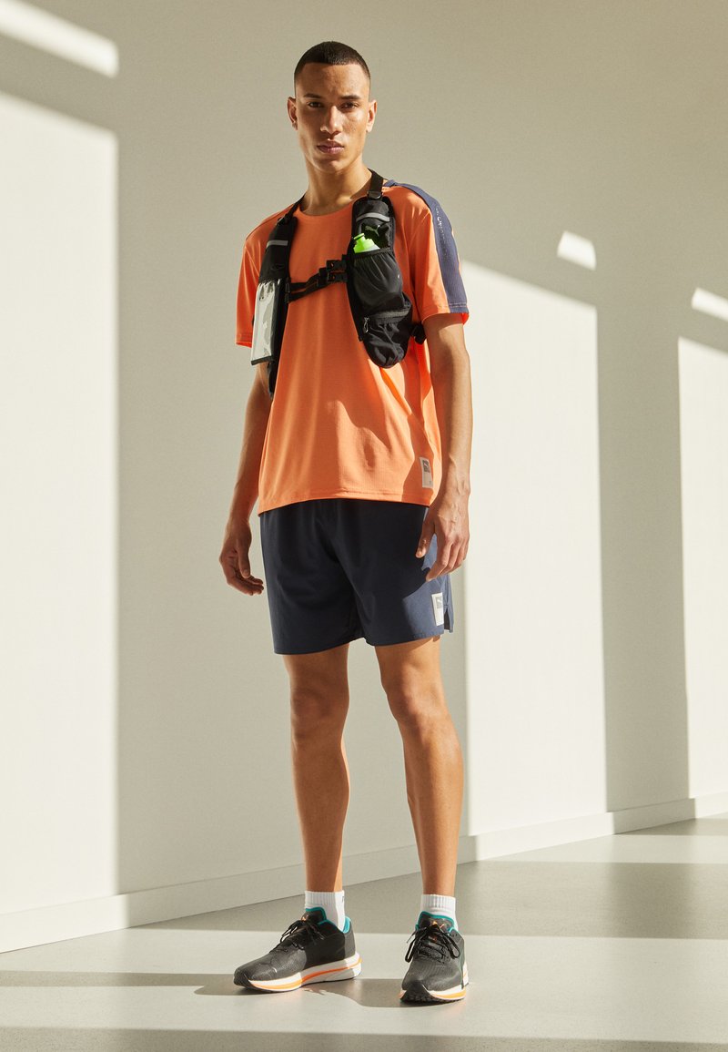 Puma RUN FIRST MILE SHORT - Sports shorts - parisian night/dark blue ...