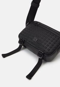 HUGO ELLIOTT STUDS UNISEX - Sac bandoulière - black/noir - ZALANDO.BE