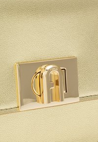 Furla ZOE MINI SHOULDER BAG - Handtasche - color gold/goldfarben ...