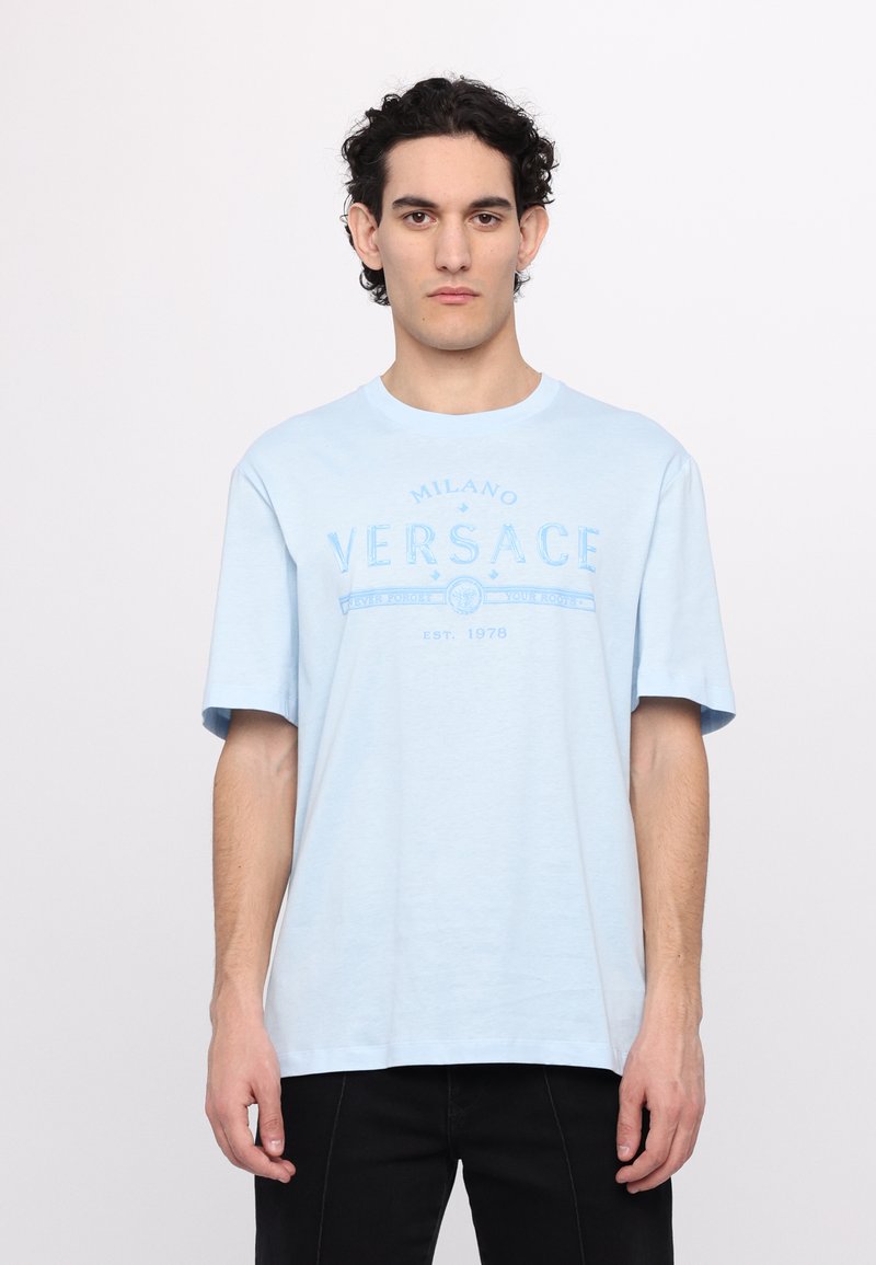Versace COMPACT NEVER FORGET VERSACE PRINT - T-shirt print - pastel ...