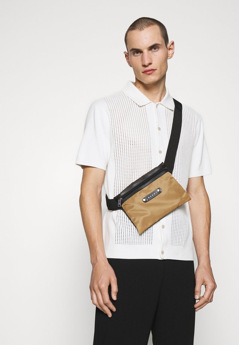 Marni HACKNEY FLAT CROSSBODY UNISEX - Umhängetasche - anthracite ...