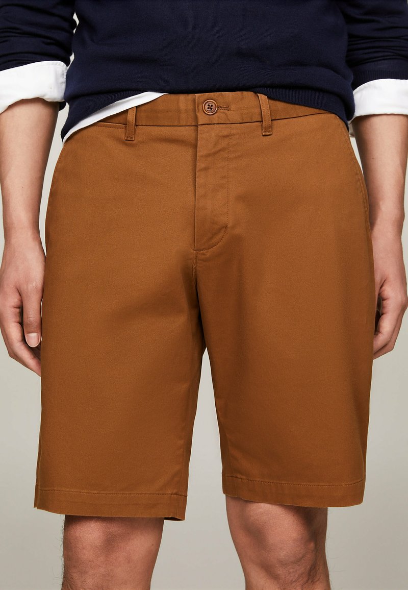 Tommy Hilfiger HARLEM 1985 - Shorts - highland khaki/lichtbruin ...