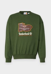 Timberland NEW BOX FIT BADGE CREW NECK - Pusa - black forest green/must ...