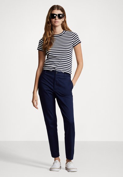 Polo Ralph Lauren CROPPED SLIM FIT TWILL CHINO PANT - Pantalones chinos - newport navy/azul ...