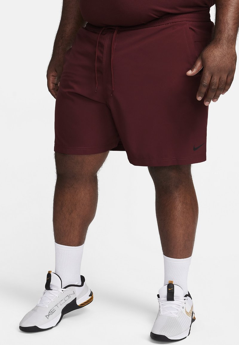 Nike Performance FORM - Korte sportsbukser - dark team red black ...