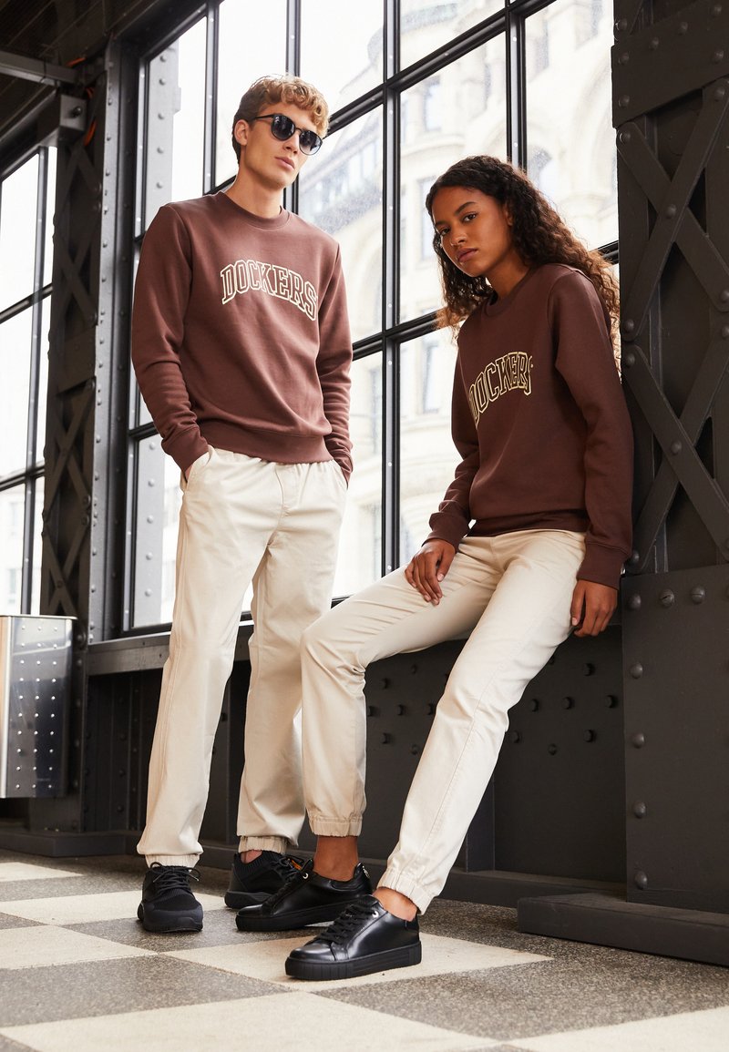 DOCKERS SMART 360 FLEX ULTIMATE JOGGER UNISEX - Broek - sahara khaki ...