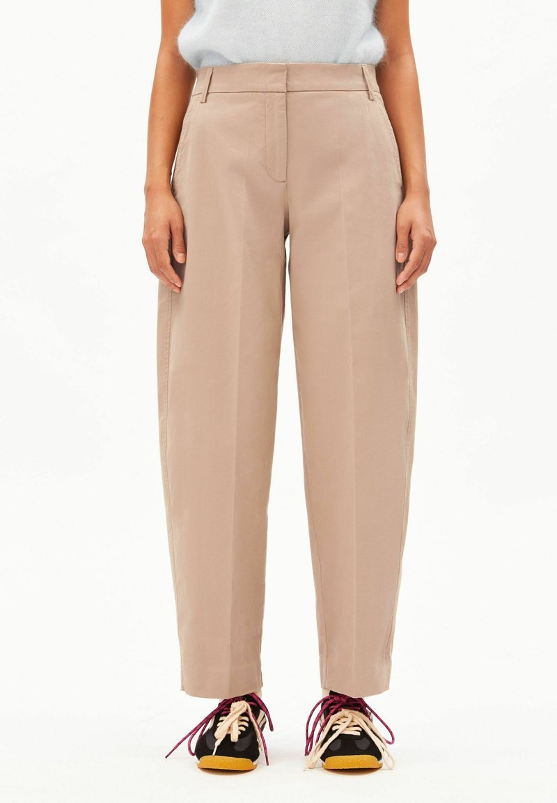 ARMEDANGELS BARREL TWILL - Trousers - true camel/light brown - Zalando