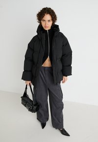 Weekday WAISTED PUFFER JACKET - Téli kabát - black/fekete - Zalando.hu