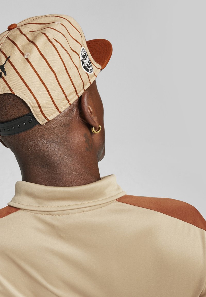 Puma HOMETOWN HEROES MIT FLACHEM SCHIRM - Caps - prairie tan teak/beige ...