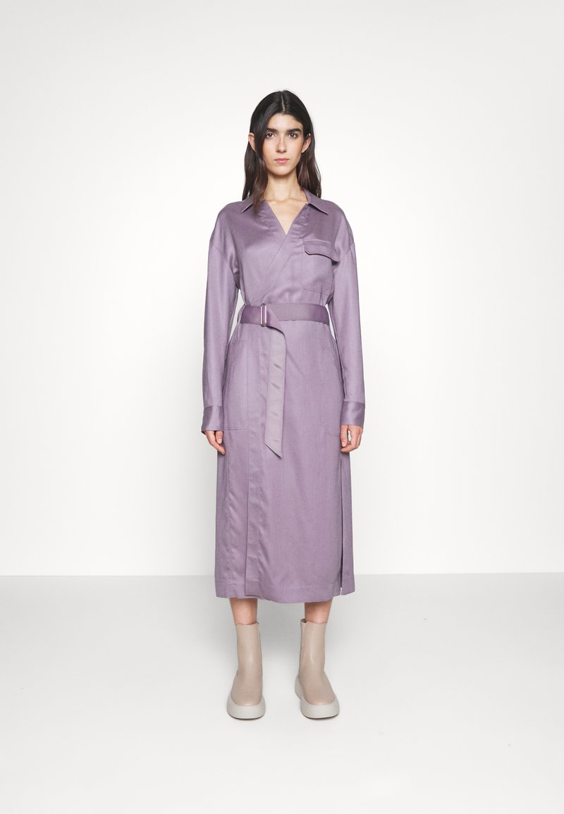 Calvin Klein TENCEL WRAP MIDI DRESS - Hverdagskjole - purple calla ...