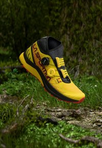 La Sportiva JACKAL II BOA - Trail hardloopschoenen - yellow/black/zwart ...