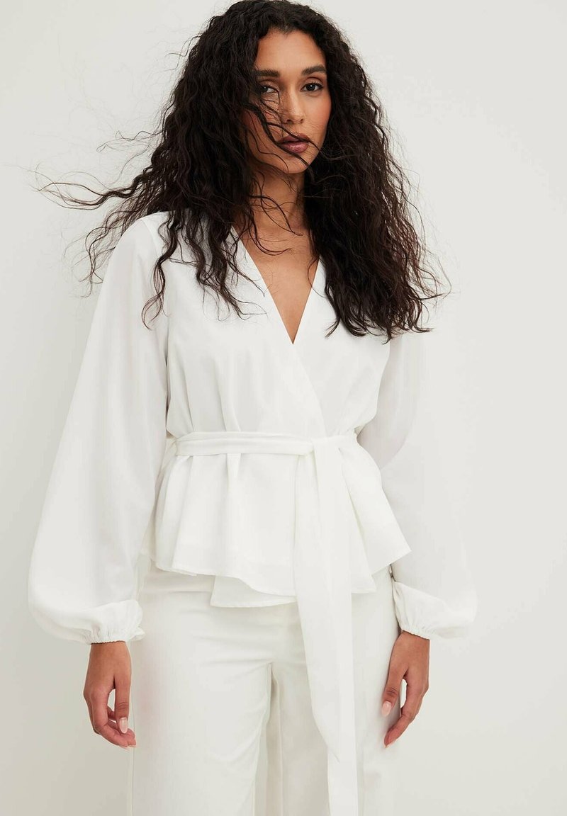 NA-KD LANGÄRMELIGE MIT ÜBERLAPPENDEN BÄNDERN ZUM BINDEN - Blouse - white/wit - Zalando.be